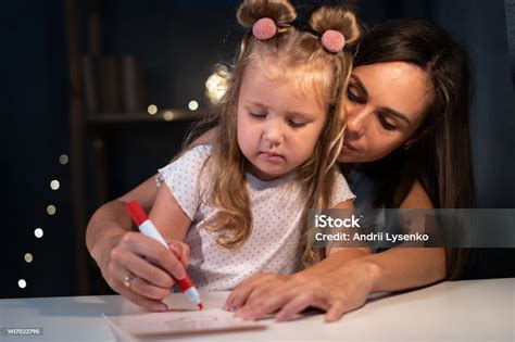 밤에 집에서 그리는 어머니와 딸의 초상화 여자는 아이가 그릴 수 있도록 도와줍니다 초등학교 때부터 학교로 돌아온 소녀 2 3 살에 대한 스톡 사진 및 기타 이미지 Istock