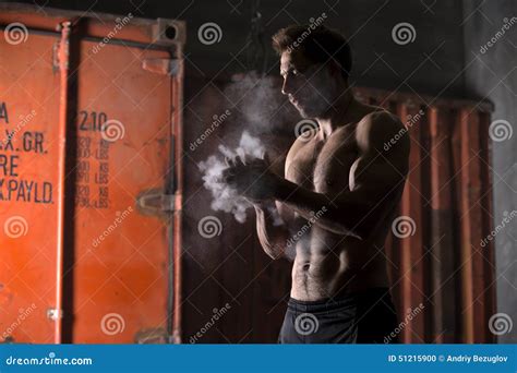 Idrottsman Nen Med En Naken Torso Arkivfoto Bild Av Bygga Kropp