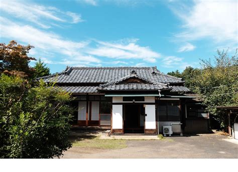 母屋は昭和20年代に建てられ当時のまま残る平屋の一軒家でございます。付近には懐かしい風景も残りスタジオというより『田舎のおばあちゃん家』のよう