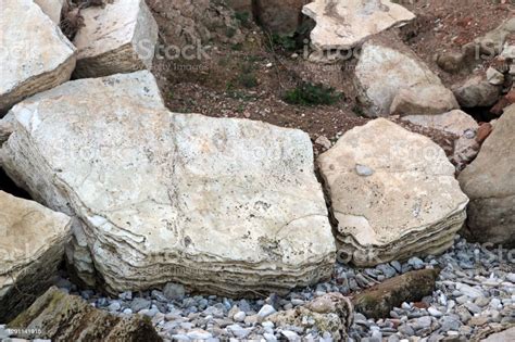 석고 석고 채석장에서 석고 색채석 점토 모래 및 다양한 광석층이 있는 돌의 산 질감 0명에 대한 스톡 사진 및 기타 이미지 0명 거친 건축자재 Istock