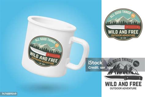 흰색 캠핑 컵 샘플 디자인이 있는 현실적인 머그 모형 템플릿입니다 모든 좋은 것들은 거칠고 무료입니다 여름 캠프 배지 벡터 칼 산 사슴 숲의 실루엣으로 디자인 3차원 인쇄에