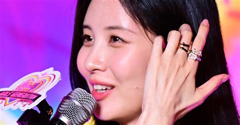 소녀시대 서현 긴 생머리 매만지며[포토엔hd]