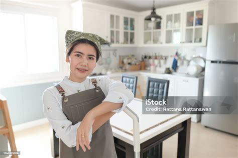 Seorang Pembantu Muda Membersihkan Rumah Dengan Pel Ada Latar Belakang