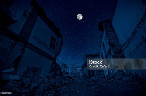 오래 된 그런 지 밤 집 발코니에 바쿠에서 건물의 폐허 위에 풀 문 도착 아제르바이잔 가득 찬에 대한 스톡 사진 및 기타 이미지 가득 찬 건축 고딕 양식 Istock