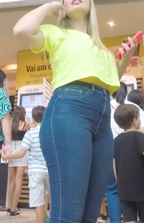 Bonita Rubia Con Caderas Anchas En Jeans Apretados Mujeres Bellas En