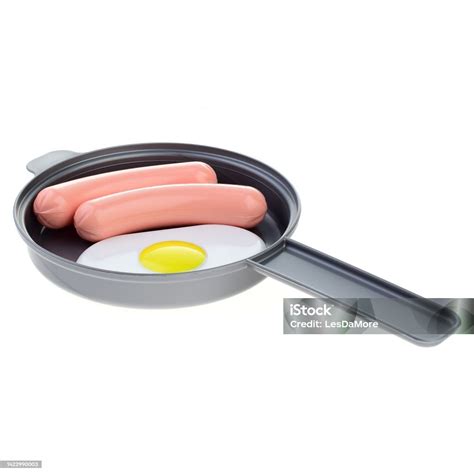 흰색 배경에 고립 된 어린이 장난감 요리 세트 튀긴 계란과 소시지 뚜껑과 주걱으로 만든 플라스틱 프라이팬 어린이 주방 아이들을위한 교육 롤 플레잉 게임 0명에 대한 스톡