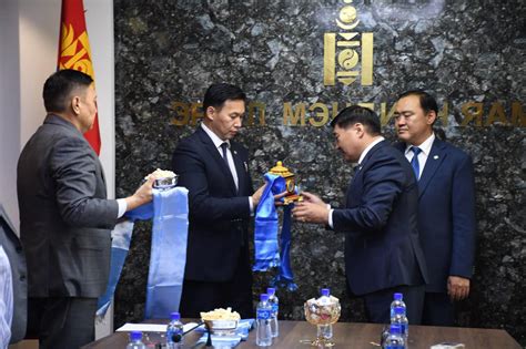 Эрүүл мэндийн сайд Т Мөнхсайханд тамгыг нь хүлээлгэж өглөө