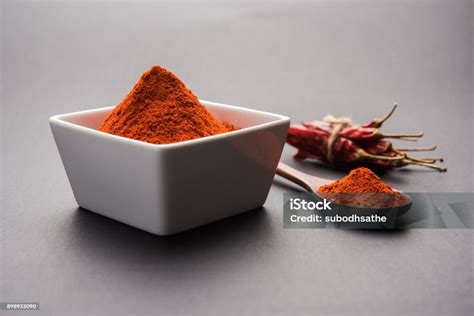 다채로운 배경이 나 일반 배경에 빨간 고추 가루의 더미에 말린된 붉은 고추와 함께 그릇에 빨간 고추 가루 건조한에 대한 스톡 사진 및 기타 이미지 Istock