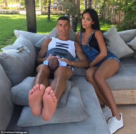 Cristiano Ronaldo Un Tatic Model Poza Emotionanta Care A Devenit Virala