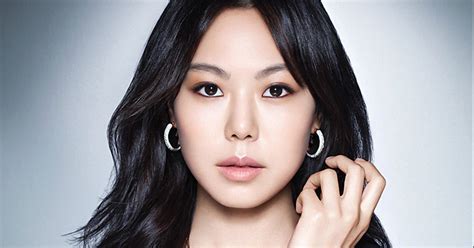 Fan Spotted Abandoning Actress Kim Min Hee After Adultery Scandal