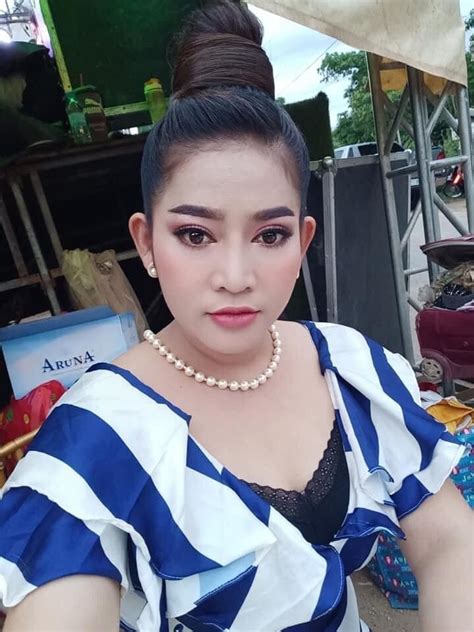 កាន់តែស៊ីជម្រៅទៅ ស្រី ខ្ញុង បោះសម្តីថា អ្នកសិល្បៈមិនមែនជាស្រីលក់ខ្លួនទេ សង្គម សិល្បៈ កម្សាន្ដ