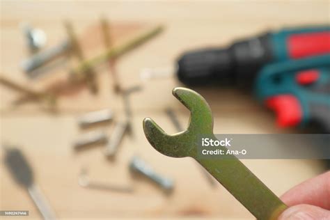 나무 테이블에 도구 세트 드릴 비트 세트가있는 전기 드라이버 및 볼트가 달린 나사 나무 배경에 작업 도구입니다 수공구 근접 촬영 0명에 대한 스톡 사진 및 기타 이미지