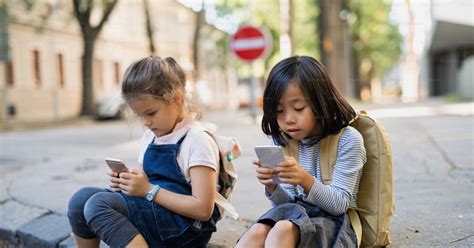 스마트폰을 든 어린 소녀들이 마을 야외에 앉아 온라인 게임을 하고 있다 사진 Unsplash의 앉아 이미지