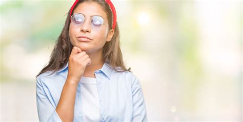 젊은 아름 다운 아랍 여자 손으로 턱 질문 잠겨있는 표현에 대 한 생각에 고립 된 배경 위에 선글라스를 착용 사려깊은 얼굴 미소 의심 개념입니다 매우 기쁜에 대한 스톡 사진