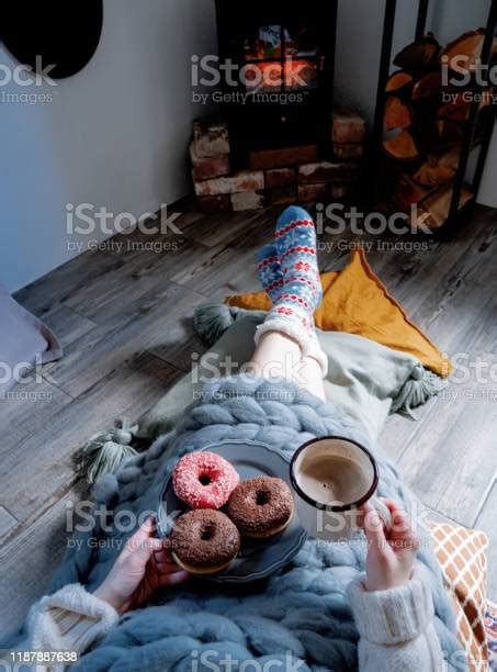 집에서 벽난로에 의해 커피와 도넛 한 잔을 가진 소녀 가정의 방에 대한 스톡 사진 및 기타 이미지 가정의 방 개념 거실 Istock