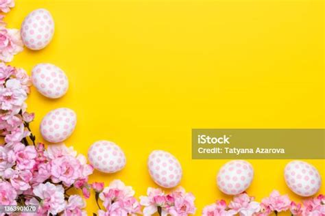 파샬 달걀과 벚꽃 카피 공간이있는 기프트 카드 밝은 노란색 배경 프레임이있는 부활절 템플릿 봄 시즌 기독교 전통 개념 플랫 레이 모형 맨 위 보기입니다 4월에 대한 스톡
