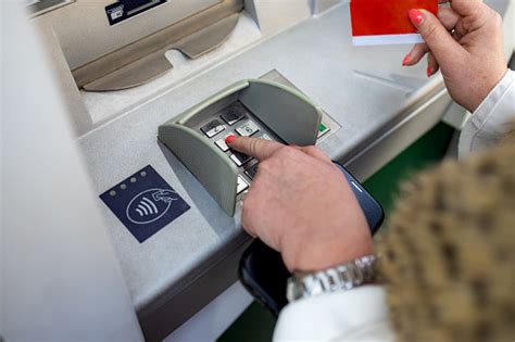 Atm 기계에서 돈을 인출하는 중년 여성 고객에 대한 스톡 사진 및 기타 이미지 고객 관능 금발 머리 Istock