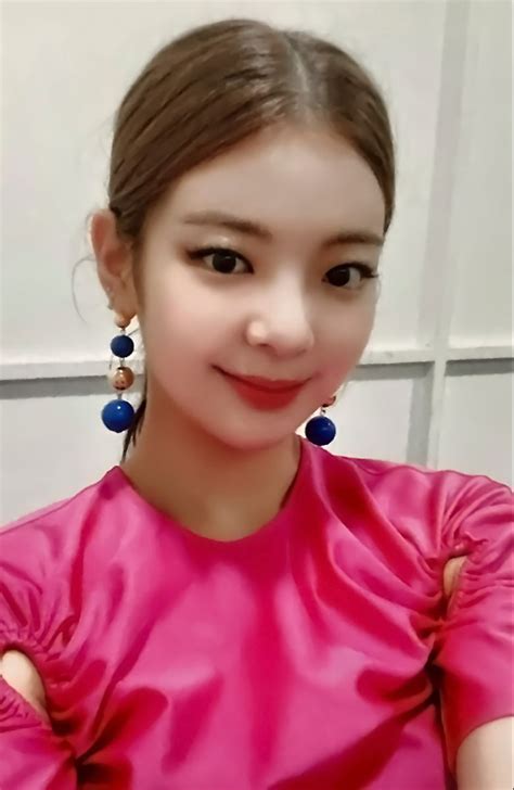 Not Shy Mmt Video Call R1 “photocard” Lia Comida