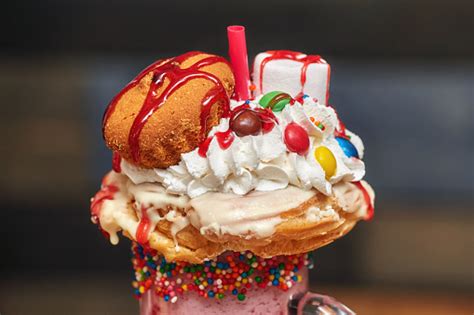 휘 핑된 크림 쿠키 머핀 마 시 멜로 밀크 쉐이크 칵테일 취급 거인에 대한 스톡 사진 및 기타 이미지 거인 거품 내기 기이함 Istock