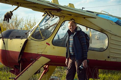 오래된 버려진 소련 비행기 근처의 중년 남성 오래된 공항의 필드에 비행기 50 54세에 대한 스톡 사진 및 기타 이미지 50 54세 갈색 고정됨 Istock