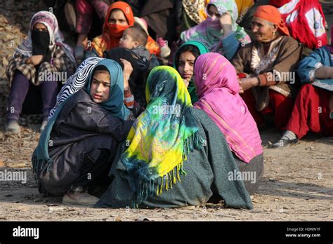 Anantnag India 14th Dec 2016 Kashmiri Muslim Girls Wait The Funreal