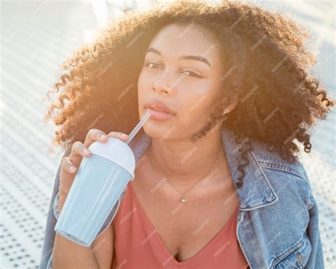 아름 다운 십 대 포즈의 초상화 무료 사진