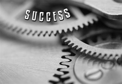 성공 비문와 배경입니다 금속 기어 기어 시계와 검은 흰색 배경 매크로입니다 성공적인 비즈니스 디자인에 대 한 개념적 사진입니다 강철에 대한 스톡 사진 및 기타 이미지