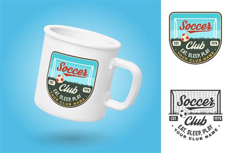 화이트 캠핑 컵 샘플 디자인이 있는 현실적인 머그 모형 템플릿입니다 축구 스포츠 클럽 패치 디자인 벡터 그림입니다 빈티지 컬러 라벨 스티커 축구 게이트 실루엣 패치