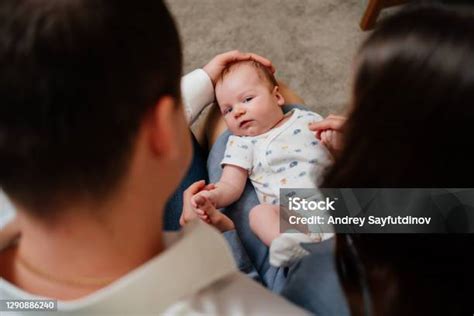 맨 위 보기입니다 어깨 너머로 촬영 신생아가 부모의 무릎에 누워 있다 아기에 대한 스톡 사진 및 기타 이미지 아기 아버지 어머니 Istock
