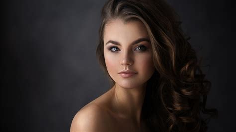 Красивая девушка с обнаженным плечом · 1920x1080 Full Hd бесплатная фотография от Jorik