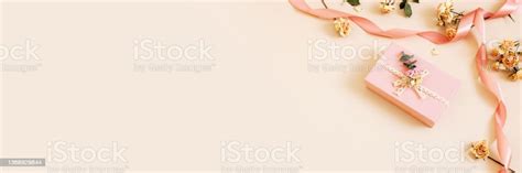 파스텔 배경에 마른 장미 꽃과 리본아름다운 분홍색 선물 상자 휴일 생일 결혼식 어머니의 날 발렌타인 데이 여성의 날을위한 선물