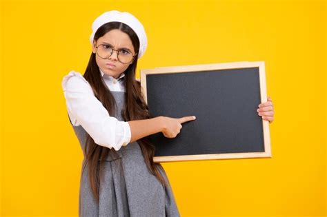 Mała Dziewczynka Nastolatka Z Tablicami Nastolatka W Szkole Trzyma