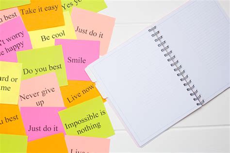 흰색 배경에 화려한 스티커에 동기 부여 단어입니다 비전 보드 공간을 복사합니다 단어가 있는 카드입니다 긍정 개발 교육 세미나 계획 전략 할 일 목록 개념 창의력 0명에 대한