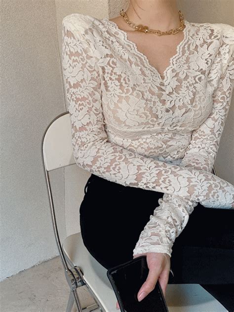 벨르유 [🚀당일배송 글램섹시🔥] 뮤트 브이넥 시스루 레이스 클럽룩 연말룩 슬림핏 긴팔 블라우스