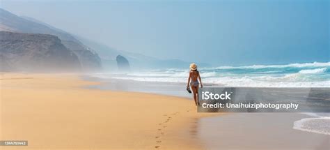 잔디아 자연 공원의 코페테 해변에서 혼자 걷는 모자를 쓴 젊은 관광객의 파노라마 바로벤토 푸에르테벤투라 남쪽 카나리아 제도 스페인 푸에르테벤투라에 대한 스톡 사진 및 기타