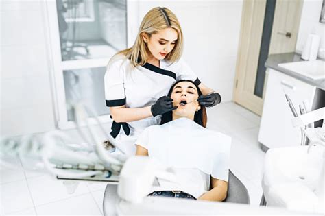 치과 의사가 사무실에서 일하고 있습니다 검은 장갑을 낀 여성 의사가 병원에서 환자를 검사합니다 의료 및 의료 개념 건강 진단에 대한 스톡 사진 및 기타 이미지 Istock