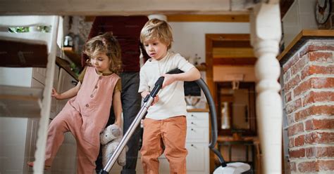 집에서 실내에서 호버링하는 두 명의 어린 자녀를 둔 알아볼 수 없는 아버지 일상적인 집안일 개념 사진 Unsplash의 슬로바키아 이미지