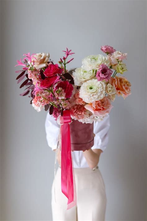 Яркие цветы в шляпной коробке Цветочные композиции Доставка цветов Букет цветов