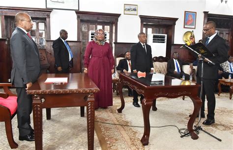 Rais Mwinyi Aapisha Viongozi Aliowateua Jamhuri Media