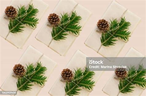 크래프트 페이퍼 래핑에 친환경 메리 크리스마스 선물 제로 폐기물 재사용 개념 자연 장식 과 지속 가능한 라이프 스타일 없음 사람