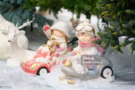 자동차에서 장난감 소년과 소녀입니다 크리스마스와 새해 장난감입니다 크리스마스 트리 또는 새해 나무 장식입니다 0명에 대한 스톡 사진 및 기타 이미지 Istock