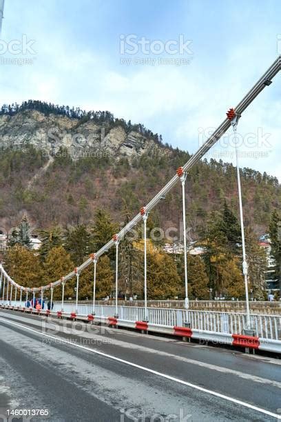 산속의 강 위의 현수교 자동차를위한 도로와 보행자를위한 부분 0명에 대한 스톡 사진 및 기타 이미지 0명 강 강철 Istock
