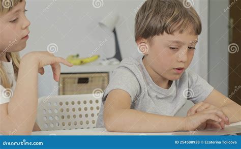 Hermano Ayuda A Su Hermana Menor A Hacer Sus Deberes Metrajes Vídeo