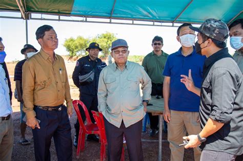 អភិបាលស្រុកបន្ទាយស្រី៖ ប្រជាពលរដ្ឋដែលចេញពីកន្លែងស្នាក់នៅក្នុងចម្ការជាមួយ លោក ខឹម វាសនា