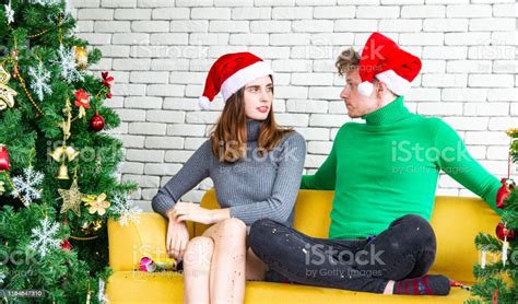 메리 크리스마스와 새해 개념입니다 크리스마스 테마 의류와 젊은 백인 애호가 축하하고 재미와 행복과 파티에서 서로 선물을 교환 12월에 대한 스톡 사진 및 기타 이미지