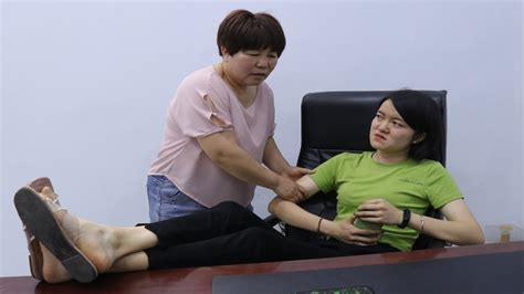 保洁阿姨三番二次找经理要工资，不料被老板看到，结局解气 Youtube