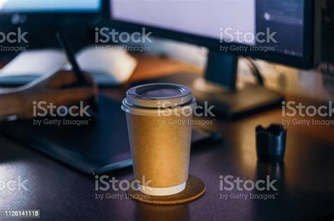 데스크톱 컴퓨터 그래픽 태블릿와 커피 한 잔 사이드 뷰입니다 갈색에 대한 스톡 사진 및 기타 이미지 갈색 건축가 공란