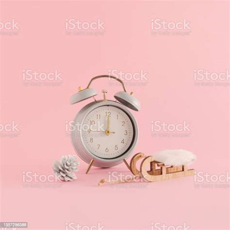 파스텔 핑크 배경에 시계 썰매 파인콘으로 만든 창조적 인 크리스마스 배열 빈티지 최소한의 새해 컨셉 12시에 대한 스톡 사진 및 기타 이미지 Istock