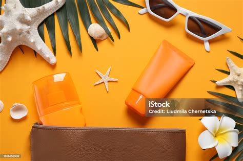 오렌지 배경에 자외선 차단 제품 및 해변 액세서리플랫 레이 컴포지션 0명에 대한 스톡 사진 및 기타 이미지 0명 가방 개인 장식품 Istock