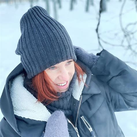 ШАПКА двойная двухцветная вязаная НОРИС алый графит в интернет магазине Ярмарка Мастеров по цене